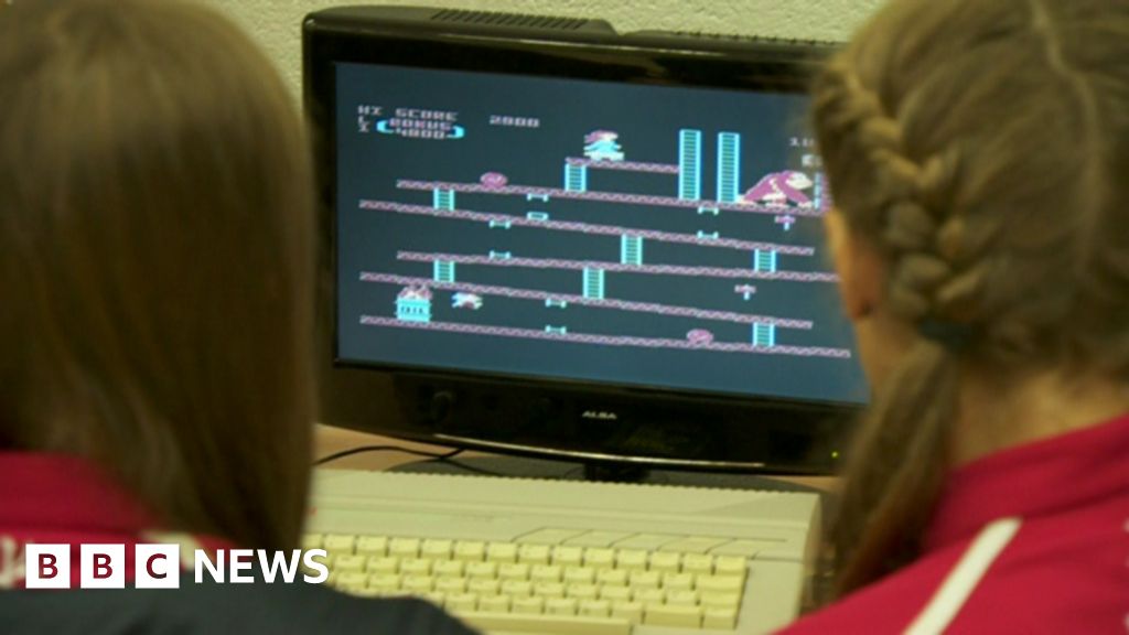 Retro computer roadshow bringing IT skills to NI schools - BBC News
