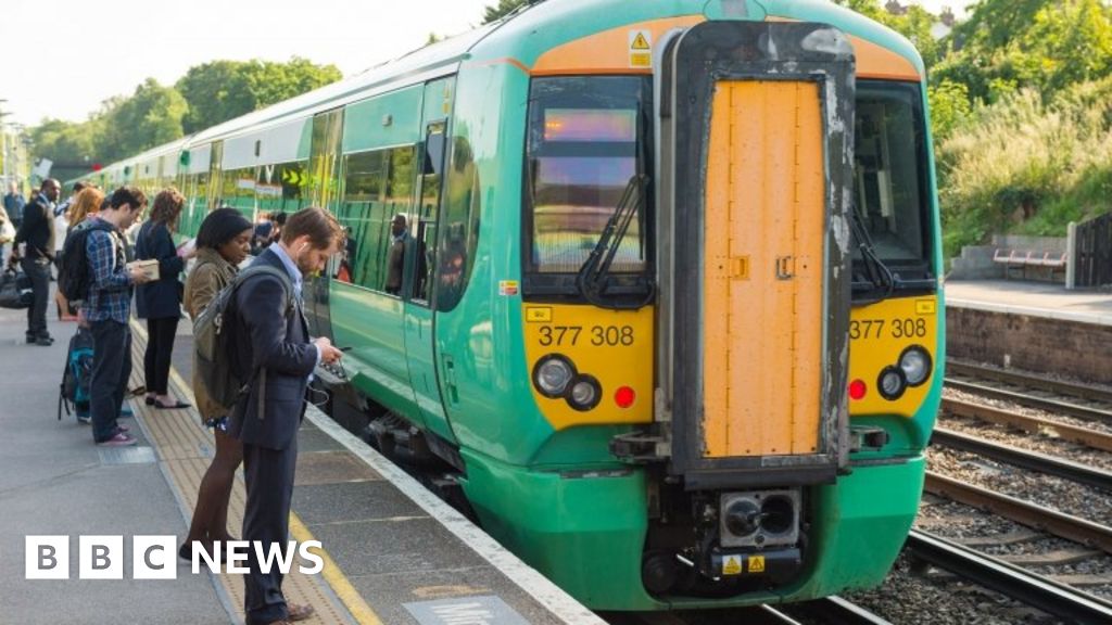 Southern rail talks resume but services still hit - BBC News