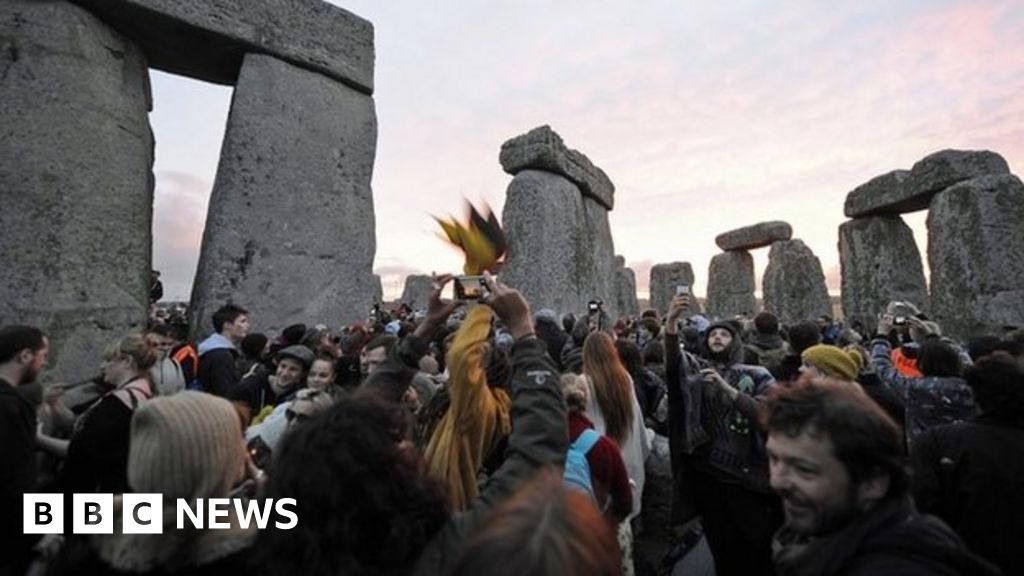 In pictures: Thousands mark summer solstice at Stonehenge - BBC News