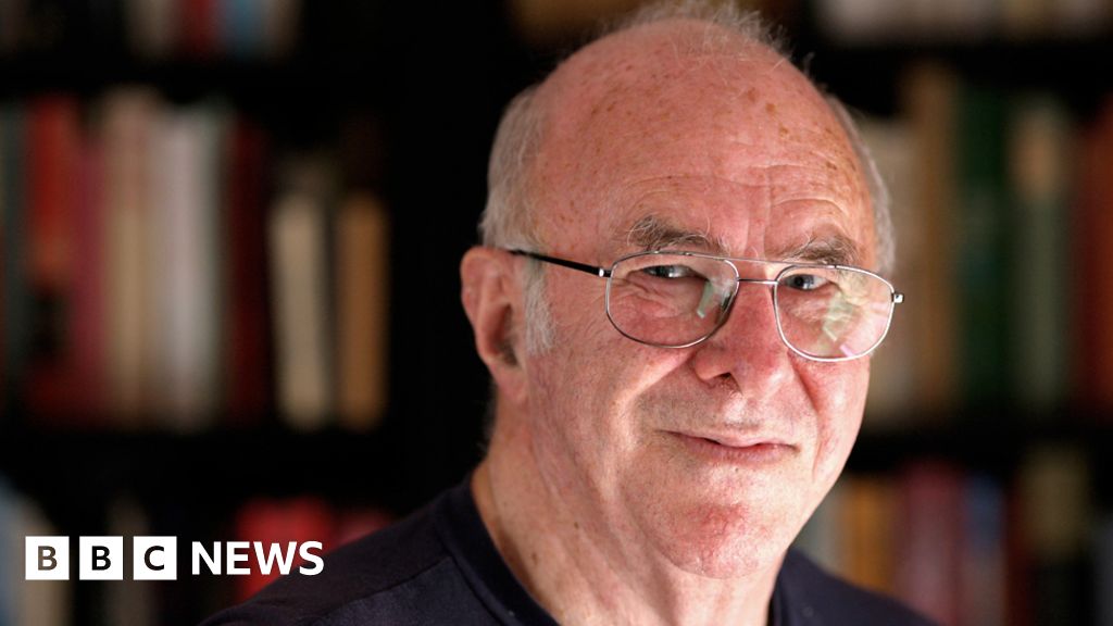 Clive James obituary: 'A man of substance' - BBC News