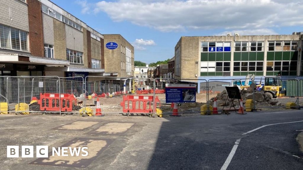 Yeovil Refresh team asks for patience over town regeneration - BBC News