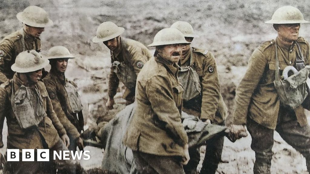 Grandfather spotted in iconic WW1 stretcher bearer photo - BBC News