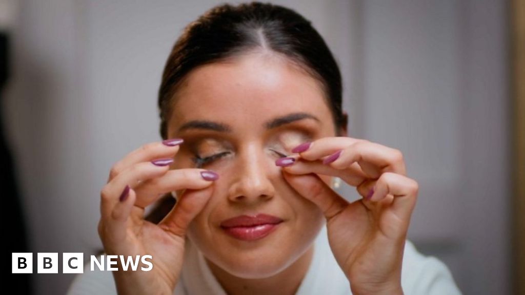 The Welsh beauty queens ditching make-up to find love - BBC News