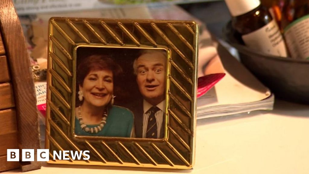 Alzheimer's: Beti George on caring for David Parry-Jones - BBC News