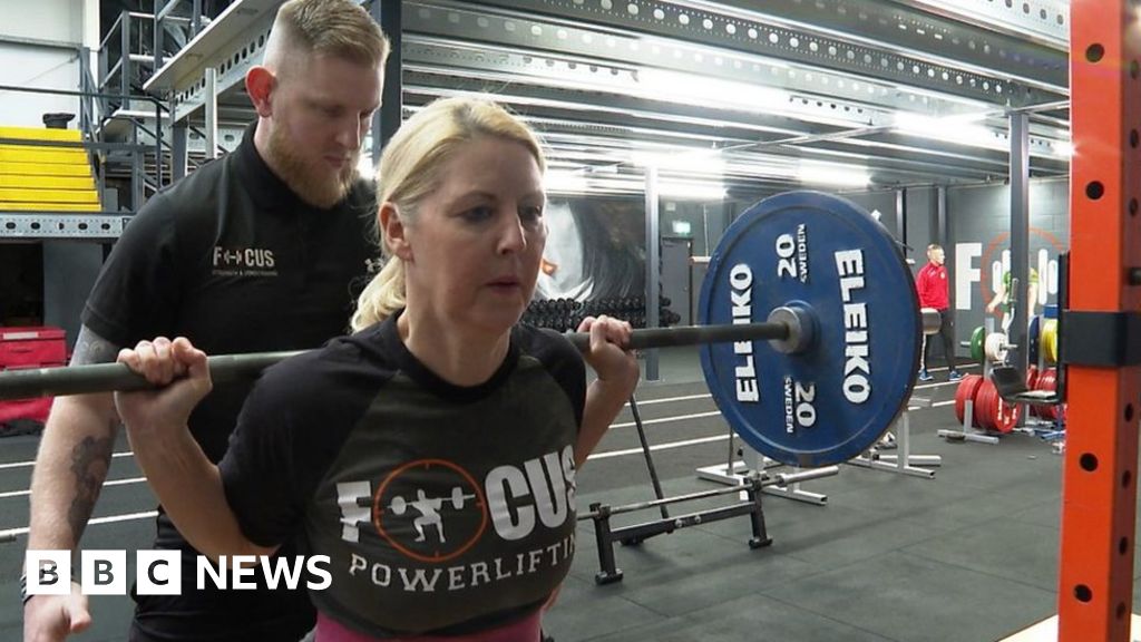 Powerlifting: Meet the Armagh woman winning with weights - BBC News