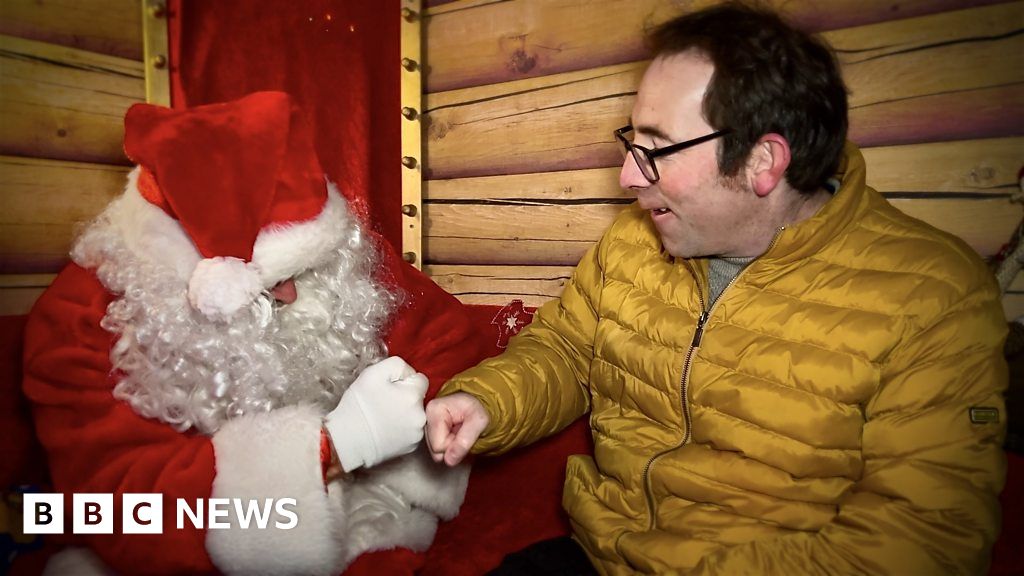 Mobile Santa's grotto delivers Christmas in Berkshire - BBC News
