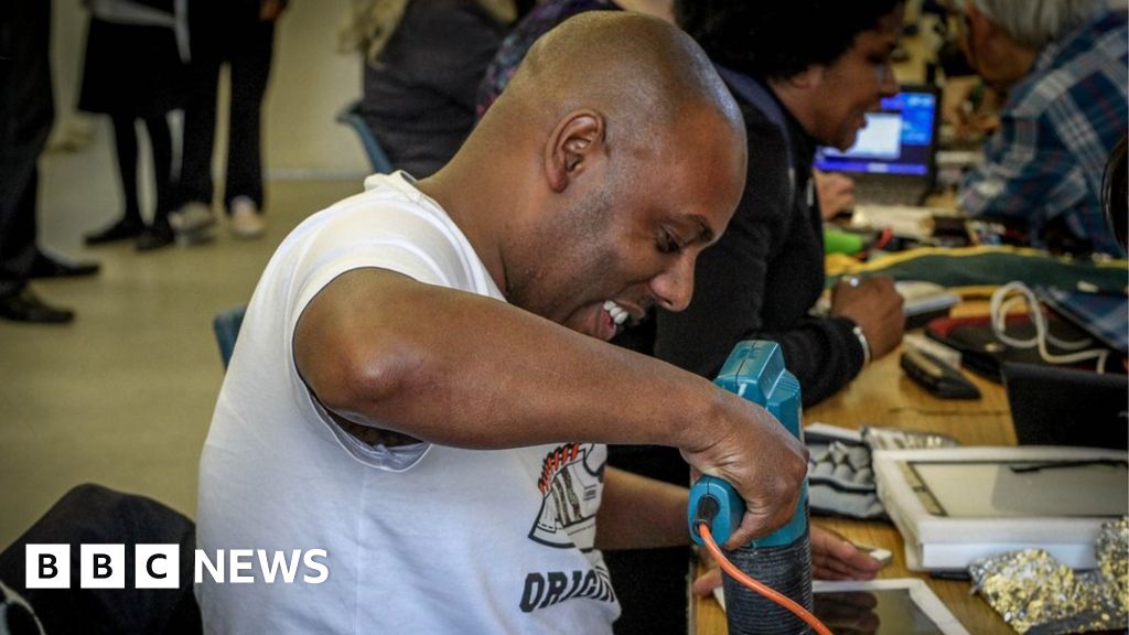 How to fix some of your own broken gadgets - BBC News