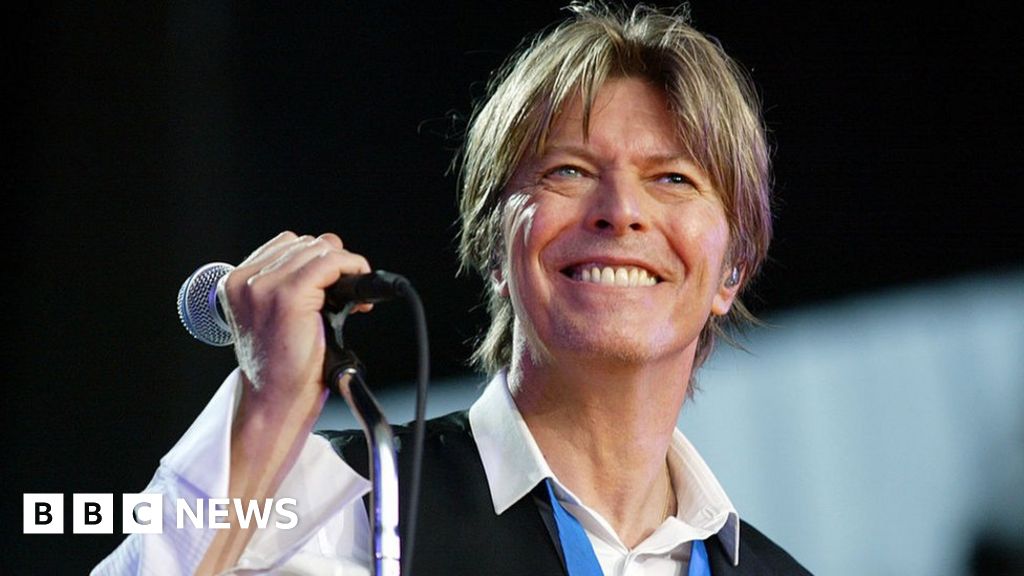 Bowie's handwritten lyrics could sell at auction for £100,000 - BBC News