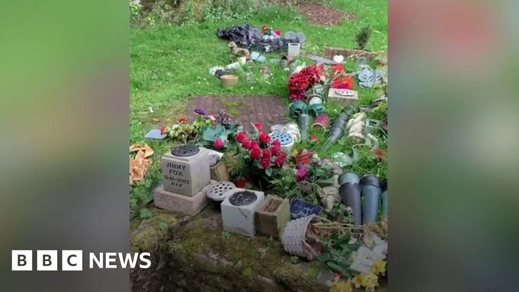 Oakworth Cemetery's memorial clean-up criticised - BBC News