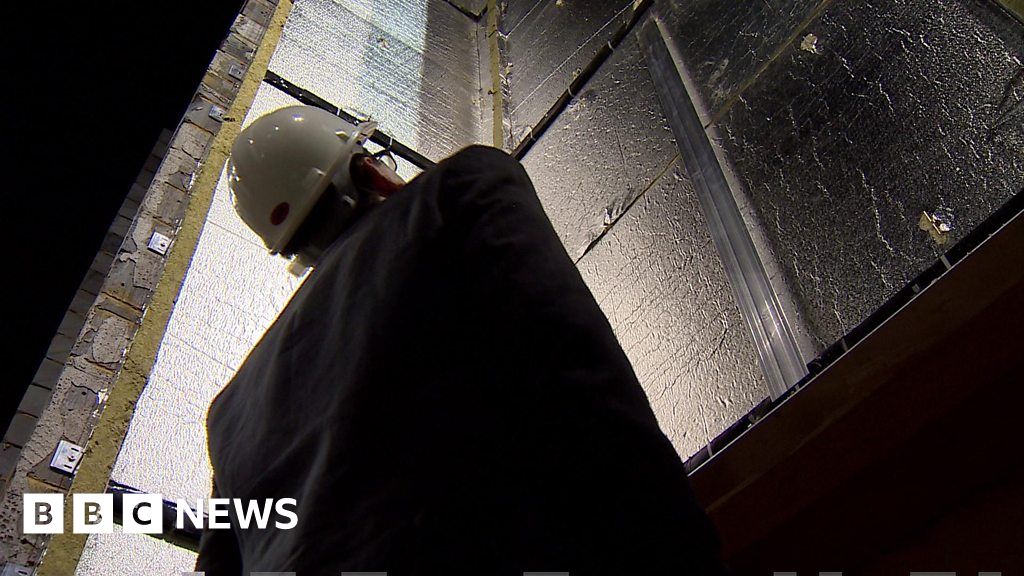 Grenfell cladding fails official fire test - BBC News