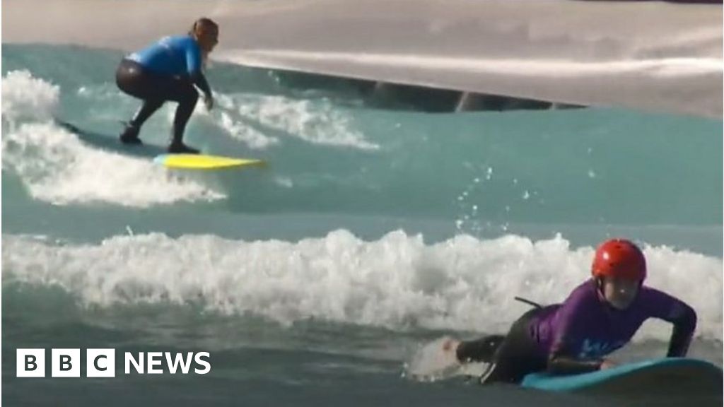 Bristol surf therapy helping young people's mental health - BBC News