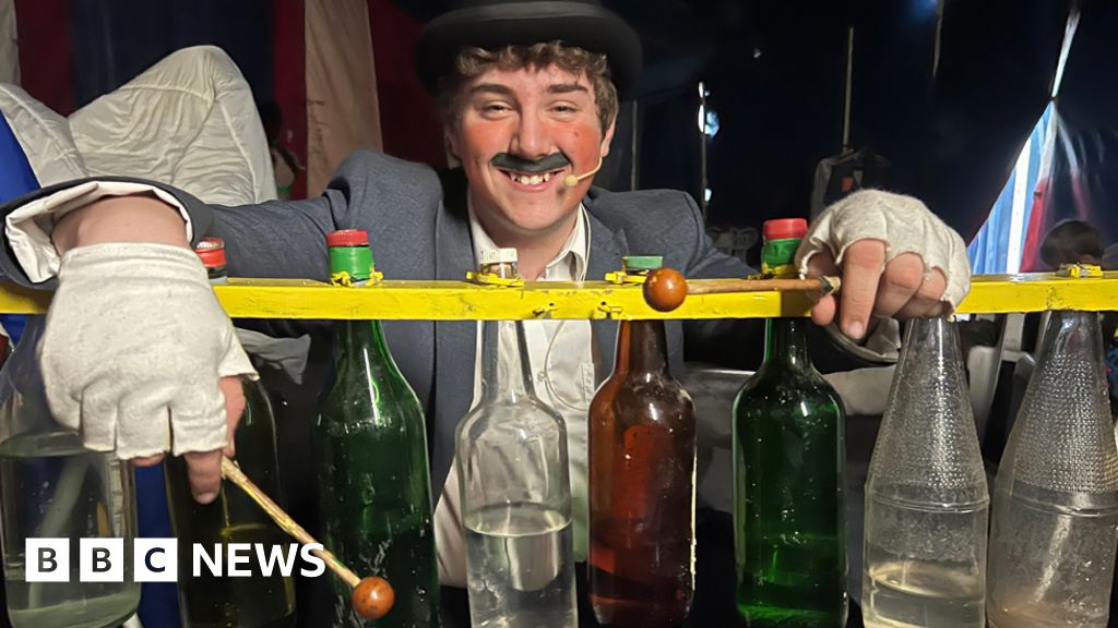 Tenth-generation Circus Ginnett act thrilled by laughing crowd - BBC News