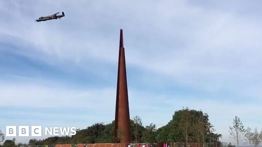 A Lancaster flies over the new Lincoln Bomber Command centre - BBC News