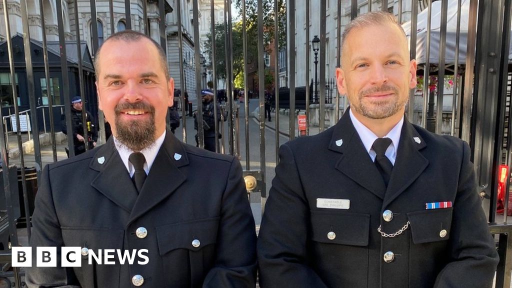 Awards for West Mercia Police officers after river rescue - BBC News