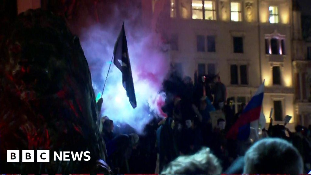 Anonymous supporters with Guy Fawkes masks march in London - BBC News