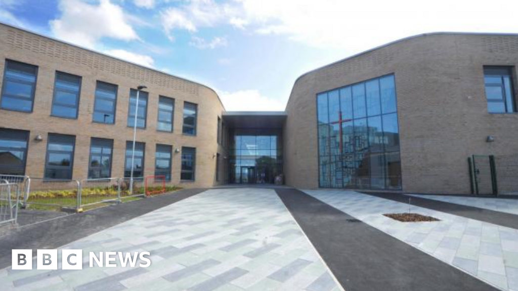 Covid: Rhyl school closed as 450 pupils told to isolate - BBC News