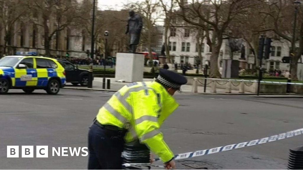 Westminster attack: Footage from the scene - BBC News