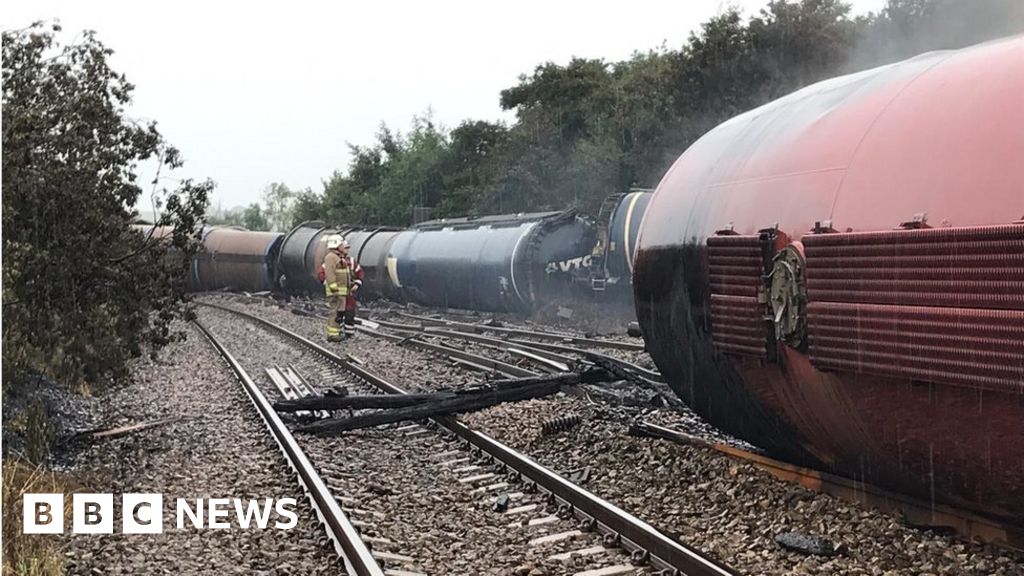 Llangennech: Oil spill spreads for miles after train derailment - BBC News