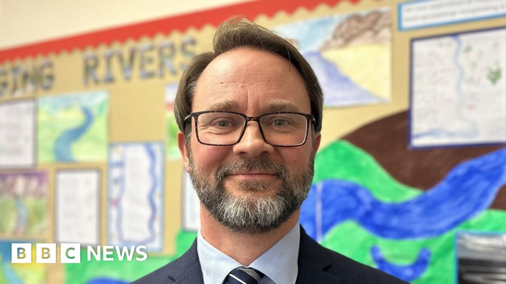 Risley: School forced to postpone nativity show due to flooding - BBC News