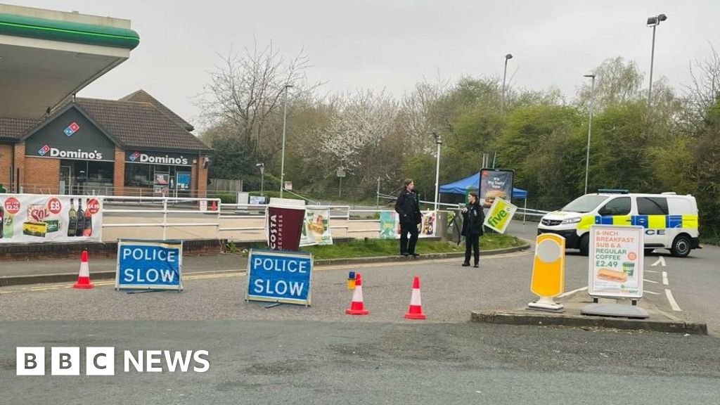 Reading murder probe: Two held after attacked man dies - BBC News