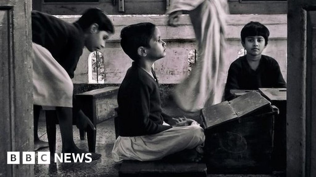 Inside India's traditional school for girls - BBC News