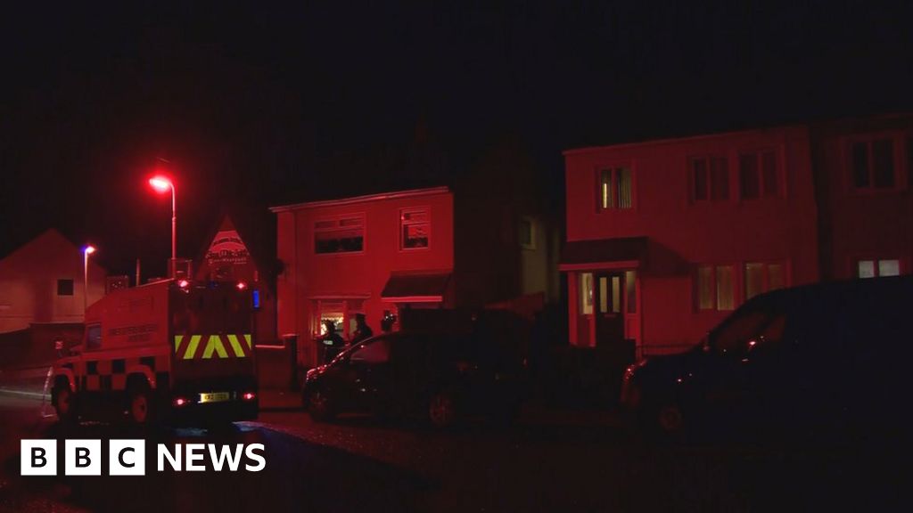 West Belfast: Man shot in legs - BBC News