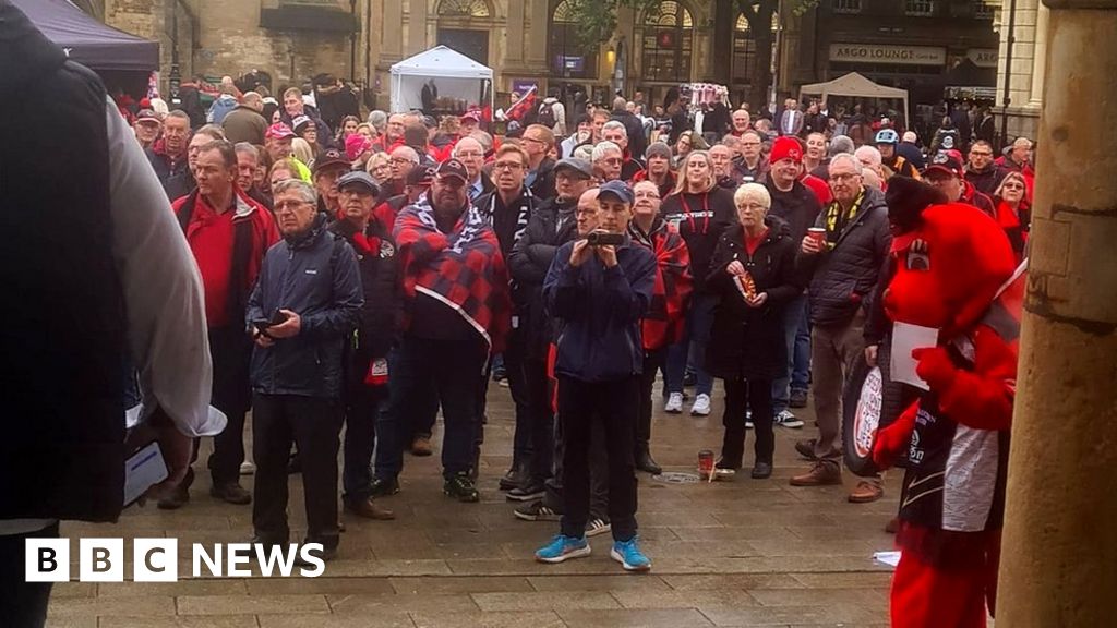 Peterborough Panthers: Fans rally for speedway team with no home - BBC News