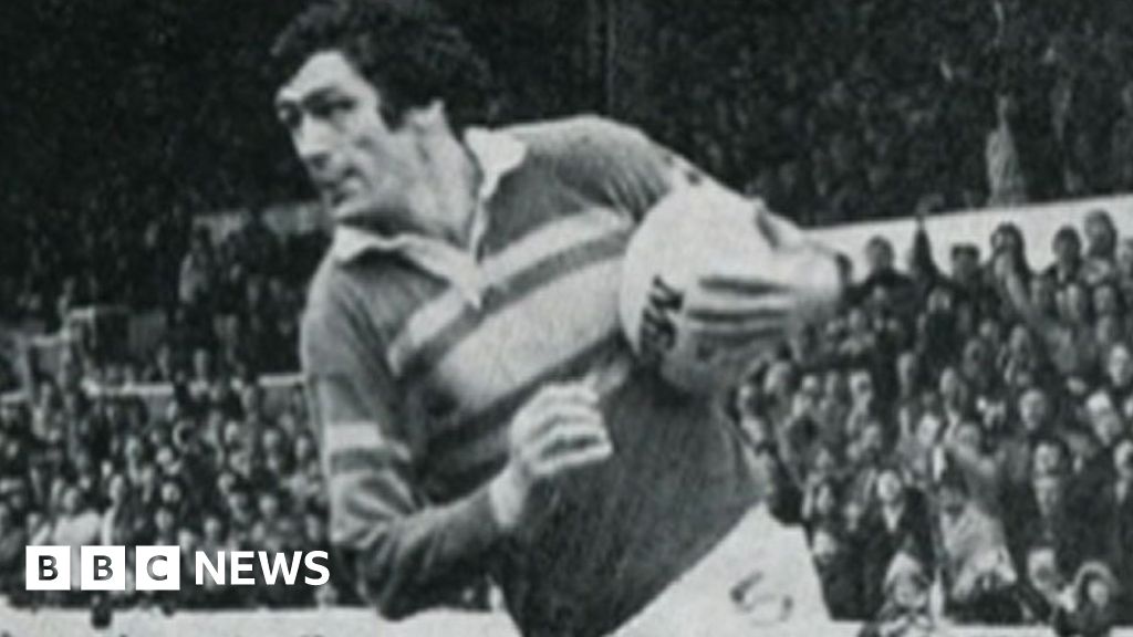Former Leeds rugby league star John Atkinson dies - BBC News