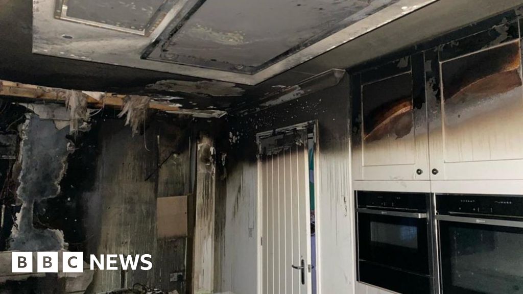 Essex Fire Service tackles kitchen blaze in Southminster - BBC News