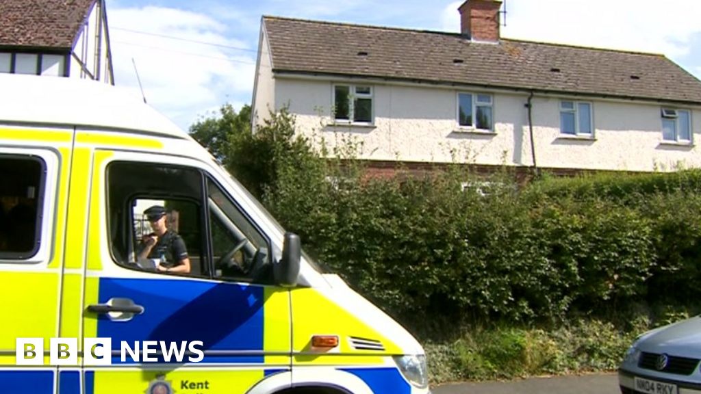 Double murder probe after two women die in Hadlow - BBC News