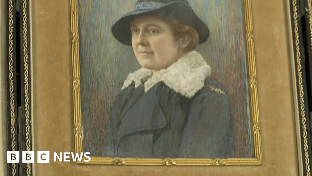 Picture tells story of Titanic survivor and suffragette - BBC News