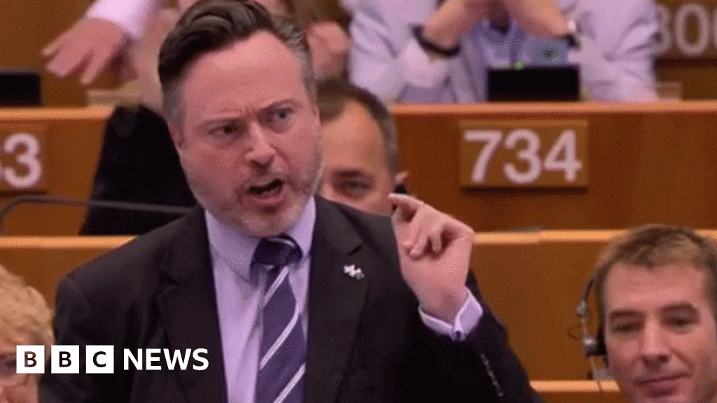 Standing ovation for SNP MEP Alyn Smith's 'I beg you' speech - BBC News