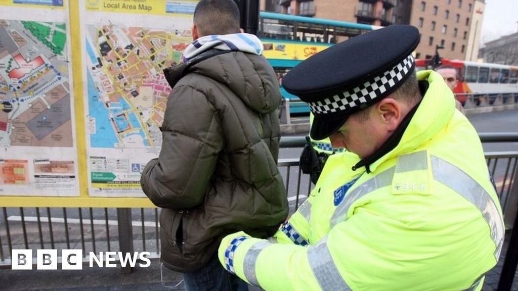 Stop and search: Police training aims to raise standards - BBC News
