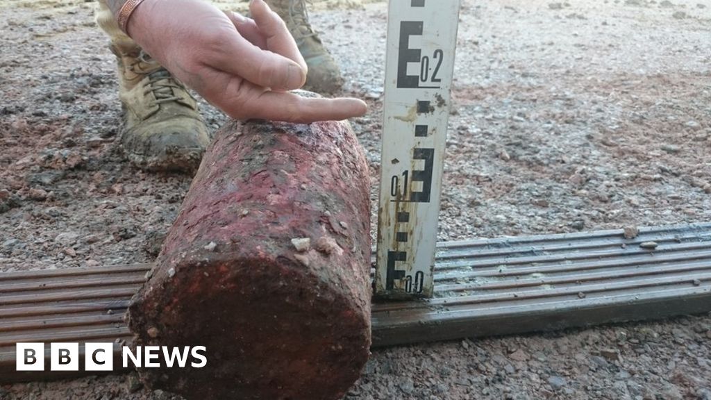 Unexploded WW1 bomb found at East Cowes building site - BBC News