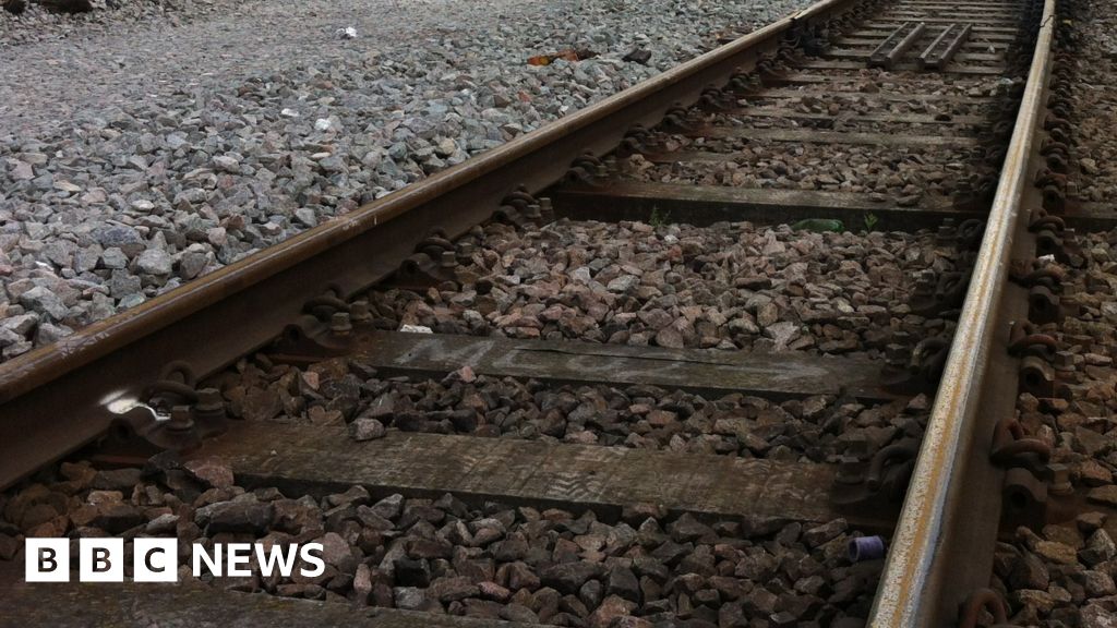 Bid to electrify 29-mile North Downs railway line - BBC News