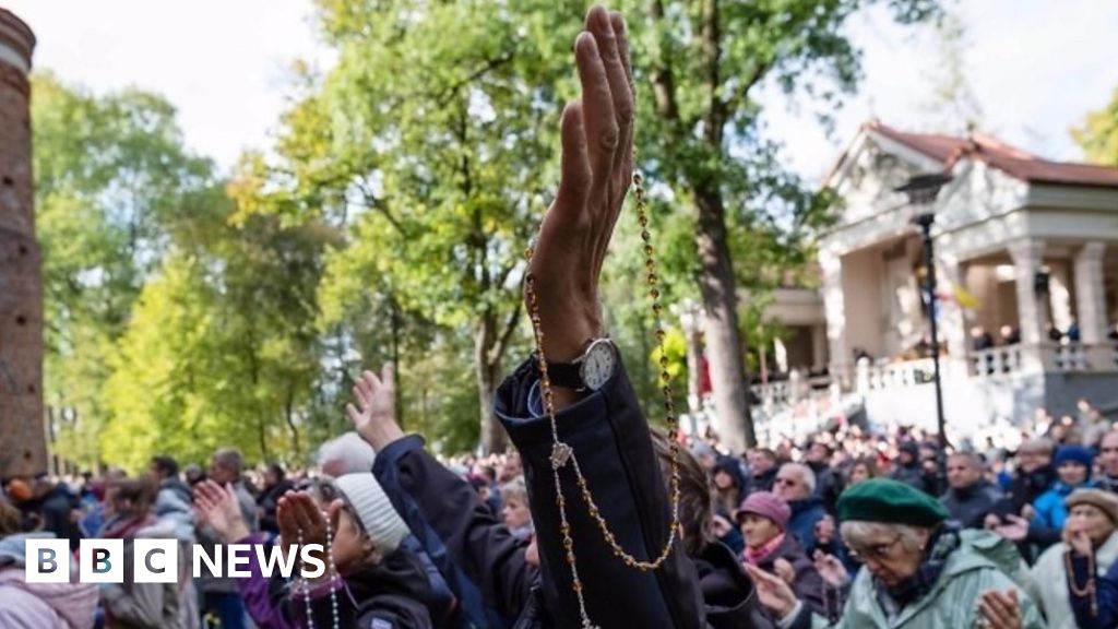 Polish Catholics pray on borders on controversial feast day - BBC News