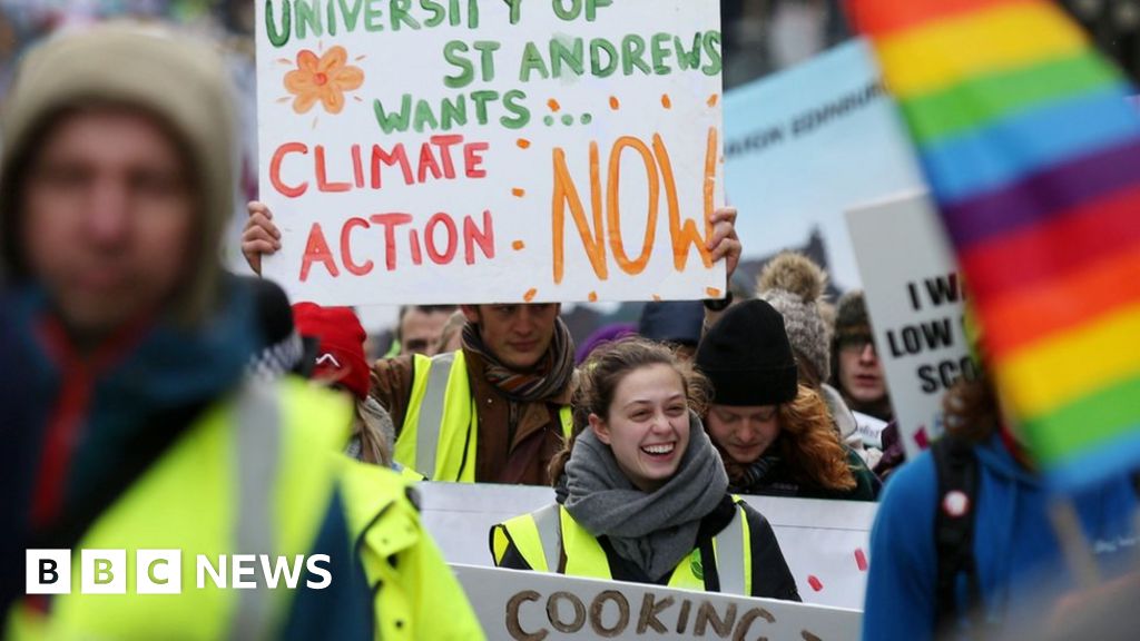 Thousands join climate change march in Edinburgh - BBC News