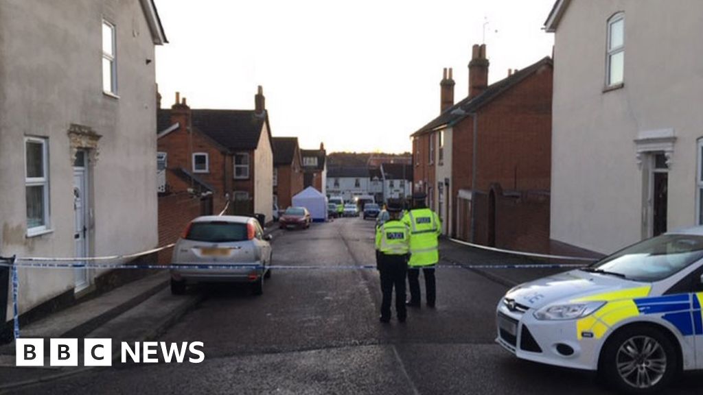 Ipswich murder probe after man fatally stabbed - BBC News