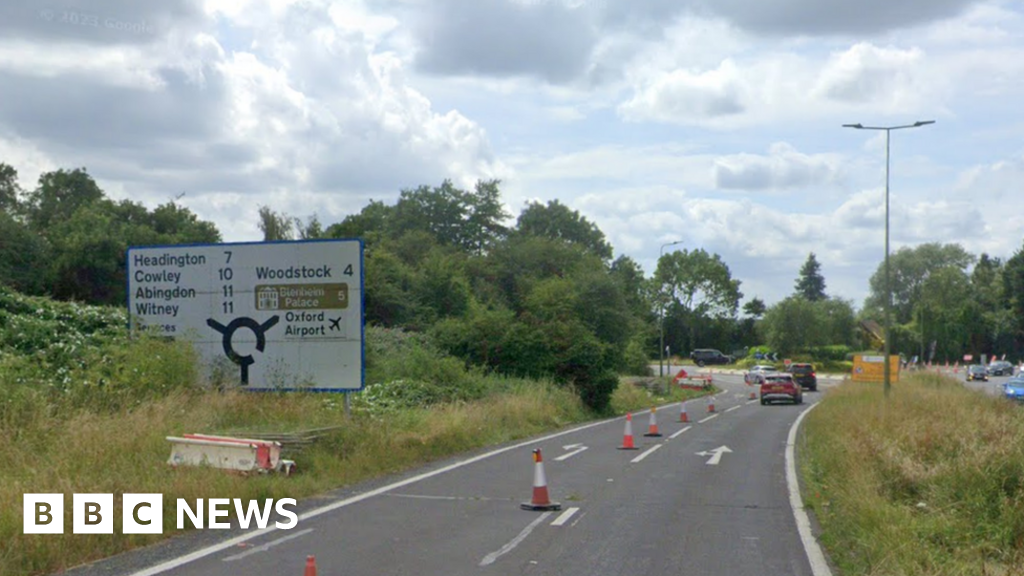 Cyclist dies in crash with car in Kidlington - BBC News