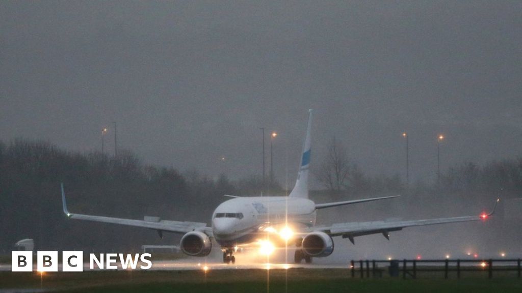 Syrian refugees flight lands in UK - BBC News