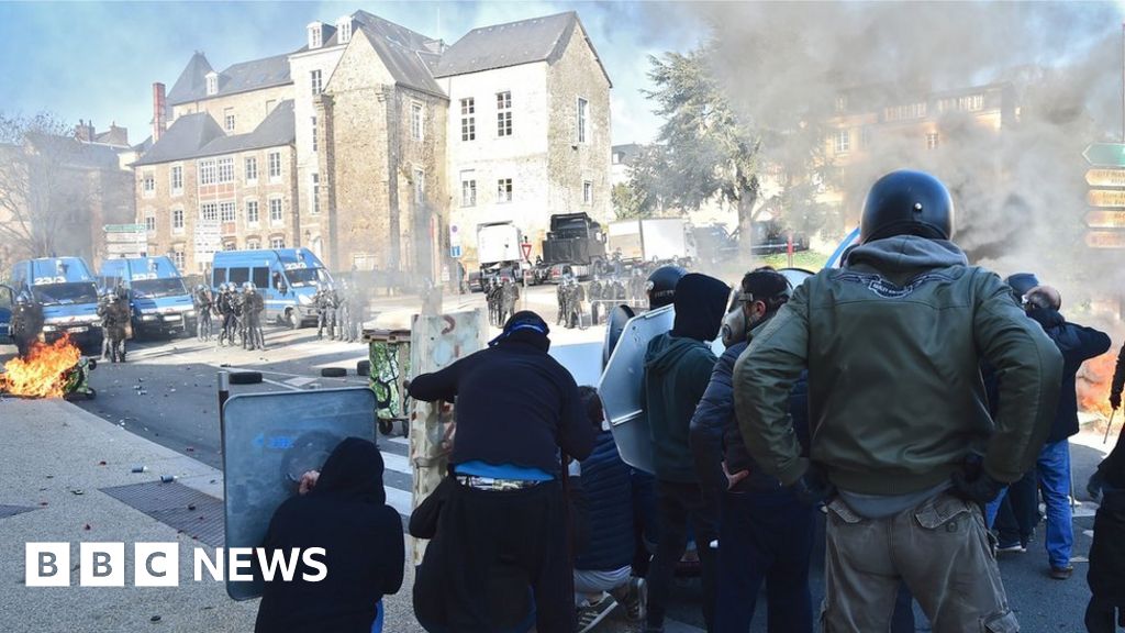Fairground workers riot in French city of Le Mans