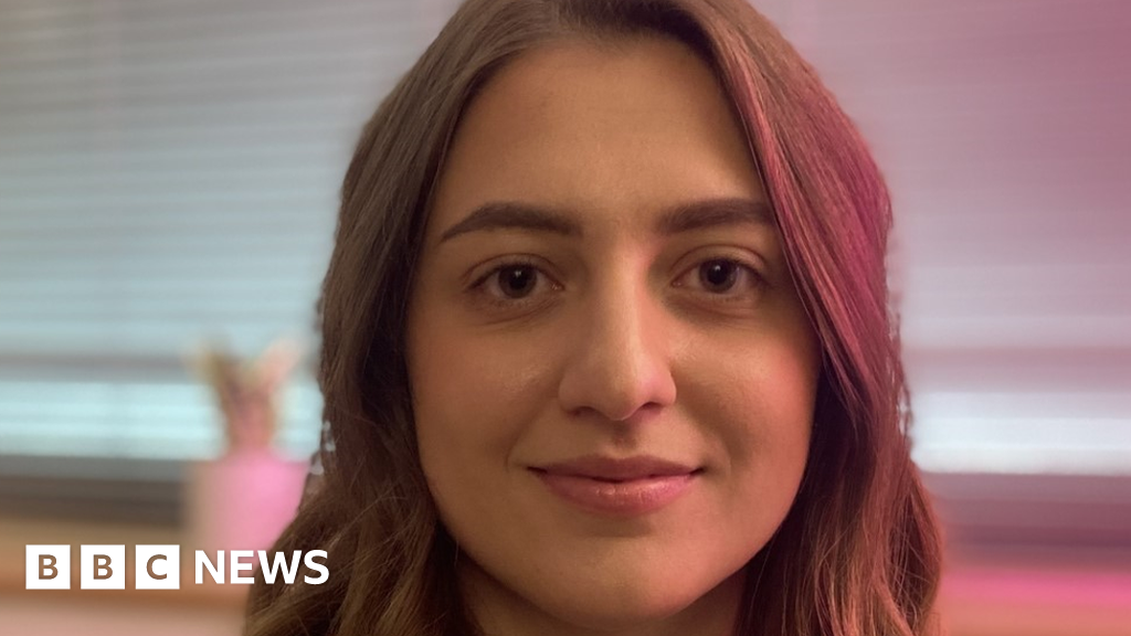 Degree apprenticeships a 'no brainer' says institute - BBC News