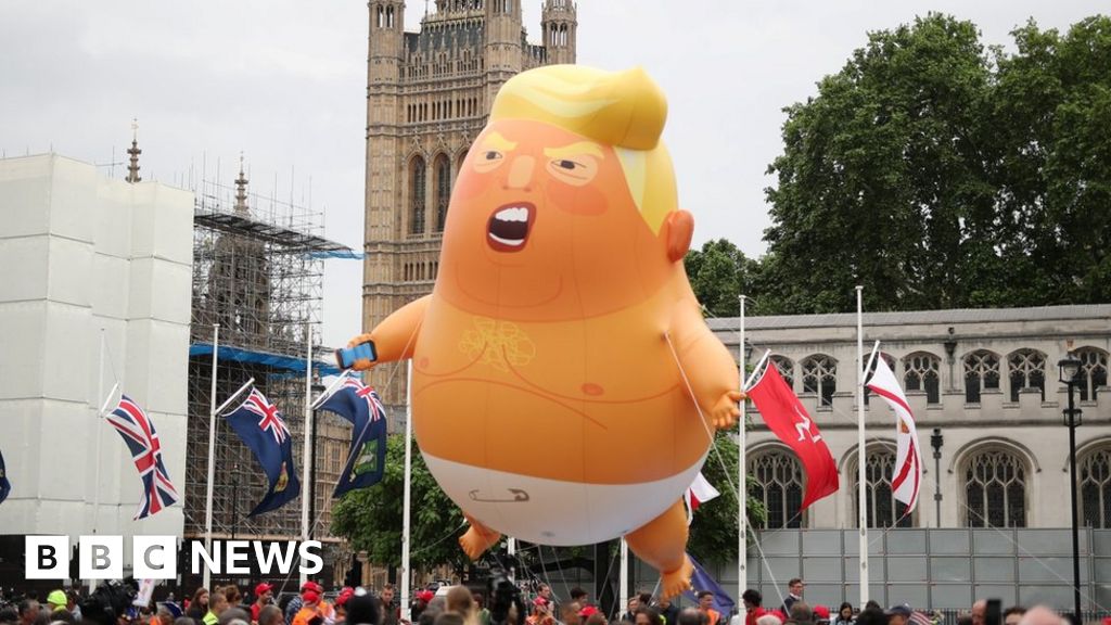 Trump in the UK: The rules around aerial protests - BBC News