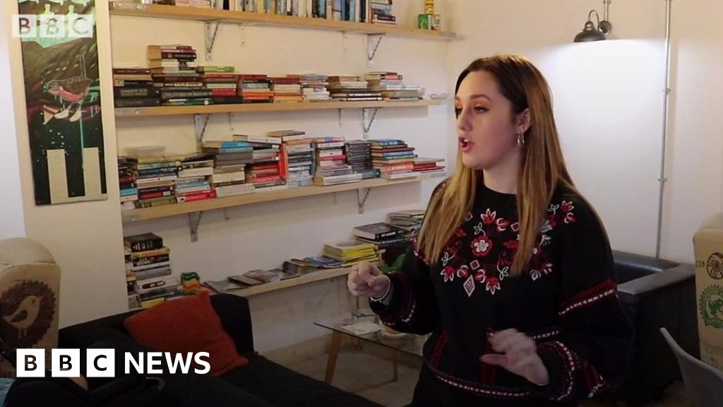 How Emily Booth overcame her stammer - BBC News
