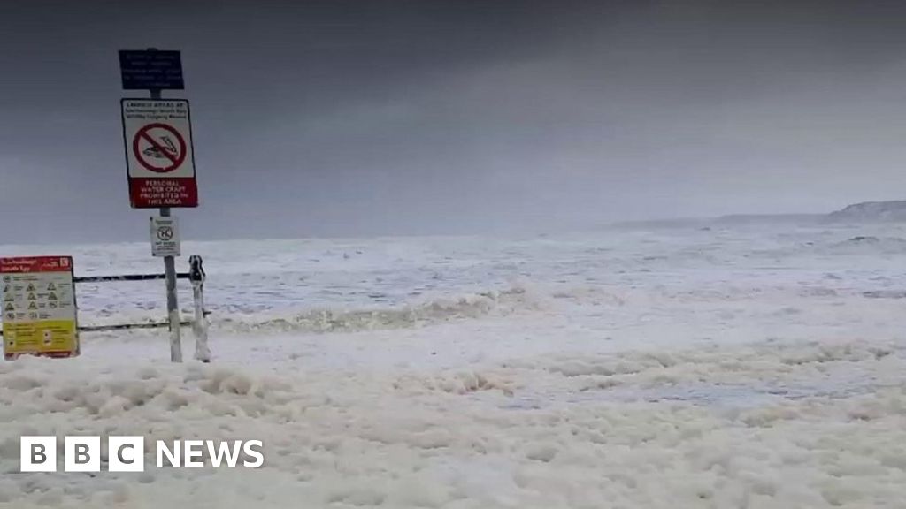 Sea spume covers Scarborough street - BBC News