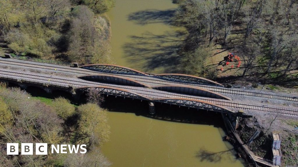 Engineers 'working round the clock' to fix Nuneham viaduct - BBC News