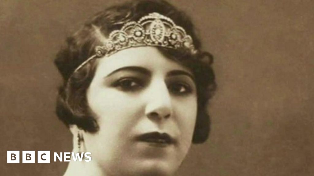 BBC 100 Women: Song by Iranian singer Ghamar ol Molook Vaziri - BBC News