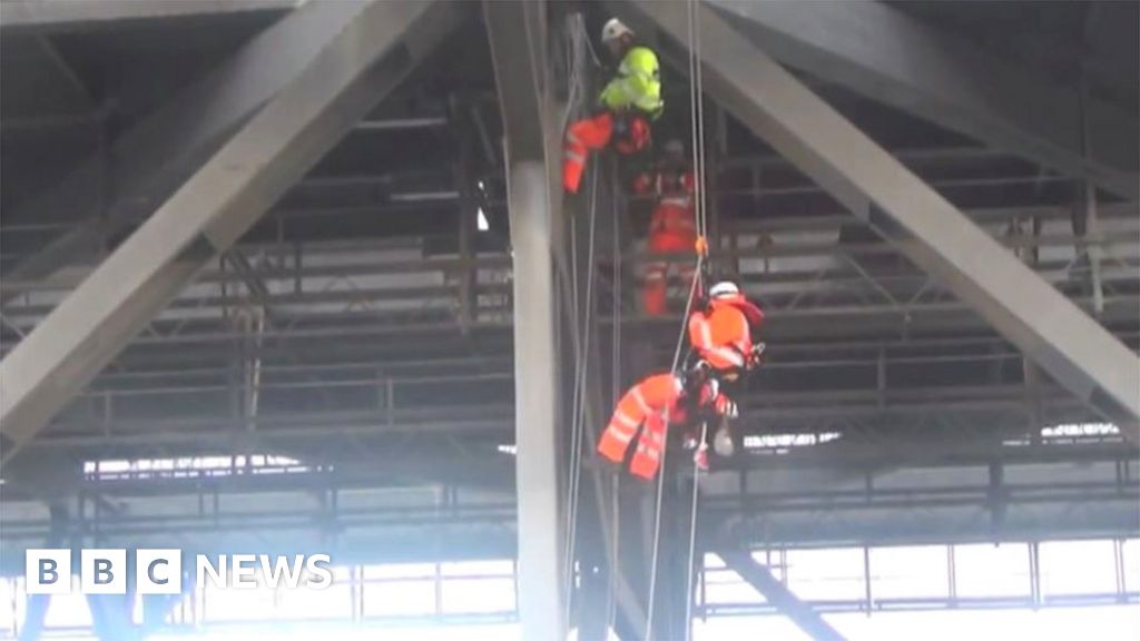Engineers tackle Forth Road Bridge repairs - BBC News