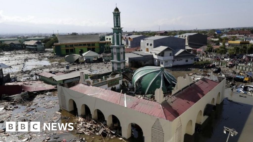 Indonesia tsunami: Rescuers dig through rubble for survivors - BBC News