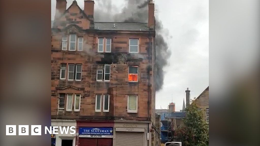 Fire crews tackle fire after Edinburgh tenement blast - BBC News